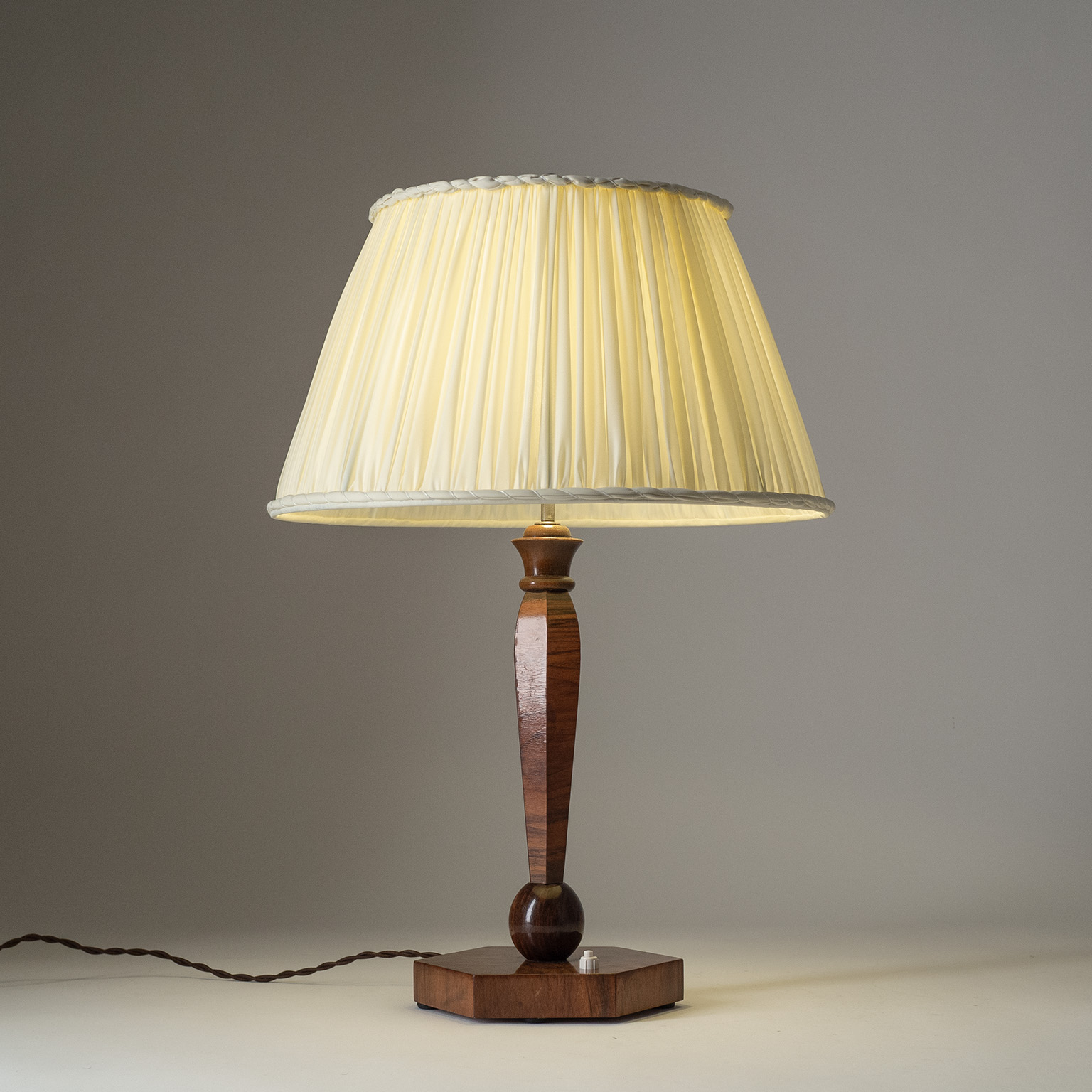 Veneered Table Lamp, circa 1930 €1.800 – mdrn